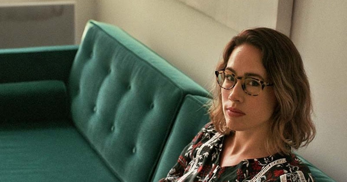 Enjoy Carly Paradis's Deep & Thoughtful Music Tracks | Sencit